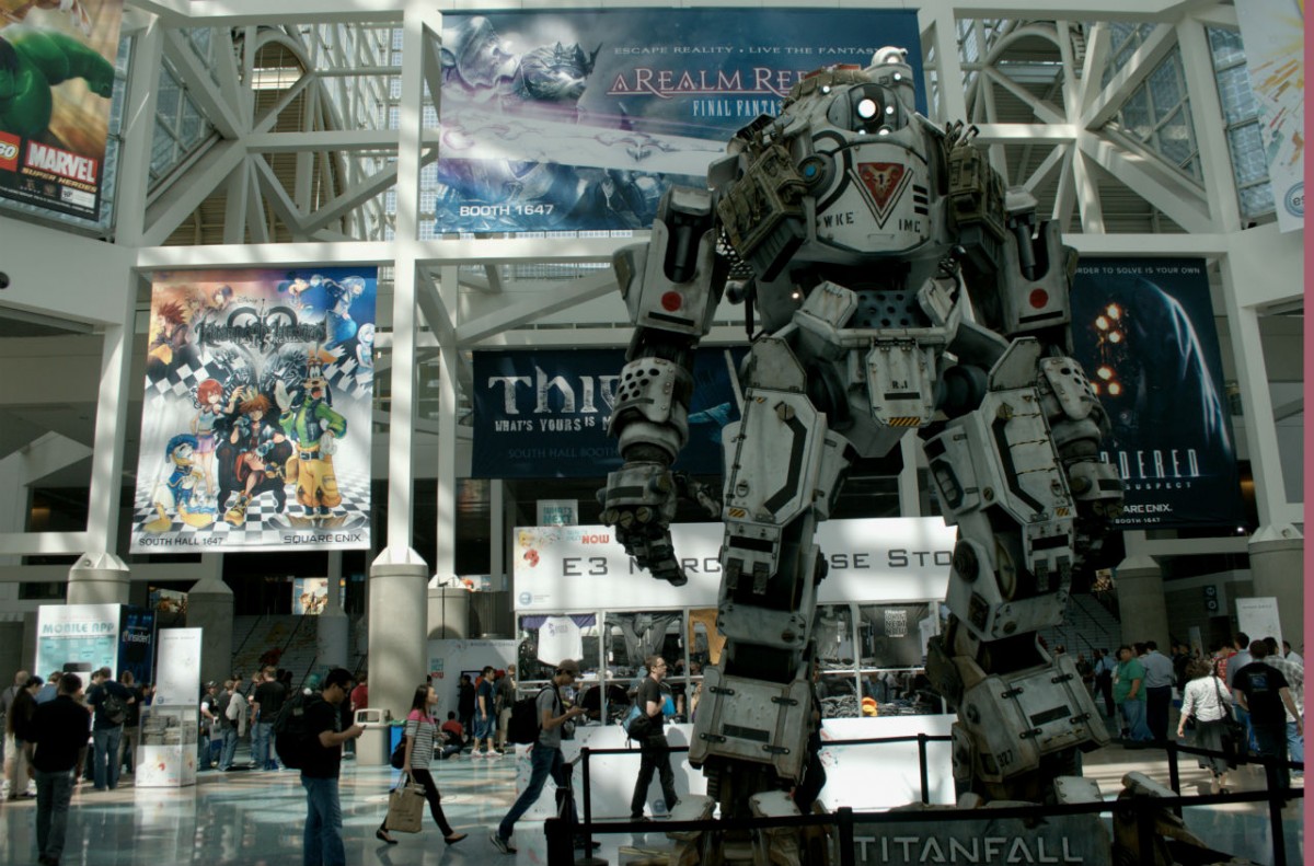 Titanfall Statue | GamingShogun