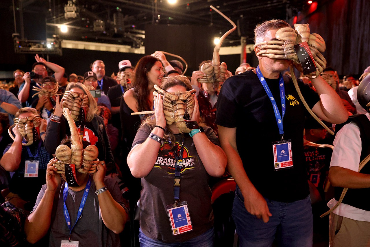 2024 Comic-Con Attendees Terrorized by Facehuggers and Chestbursters at ...